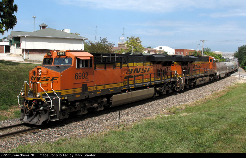BNSF 6992 and BNSF 6657